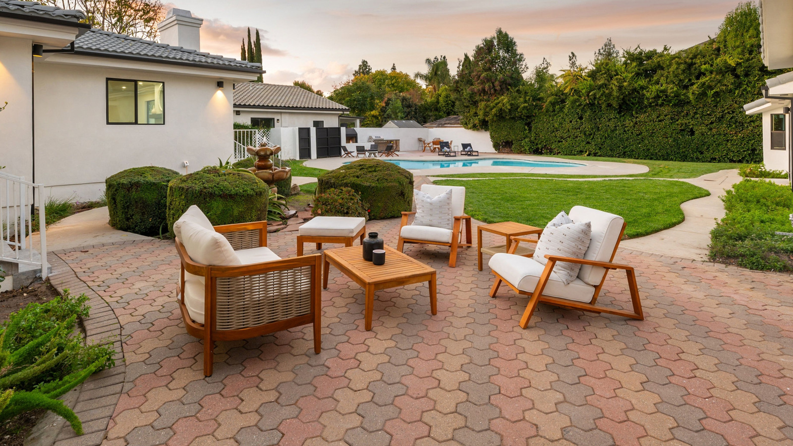 A Stylish DIY Patio Paver Seat Wall That'll Add Comfort To Your Outdoor ...