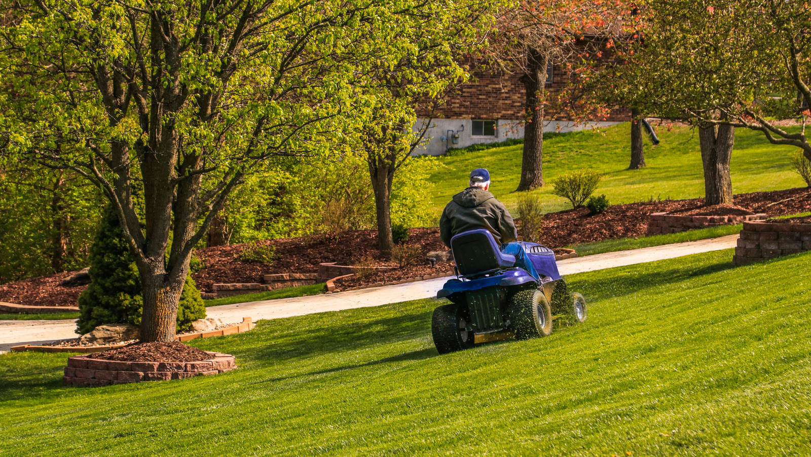 Choose The Best Lawn Mower For Your Hilly Yard With These Tips