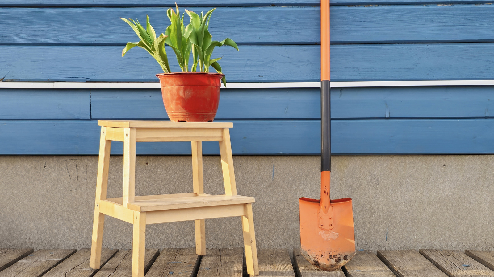 DIY A Rustic Planter Stand By Repurposing An Old Shovel