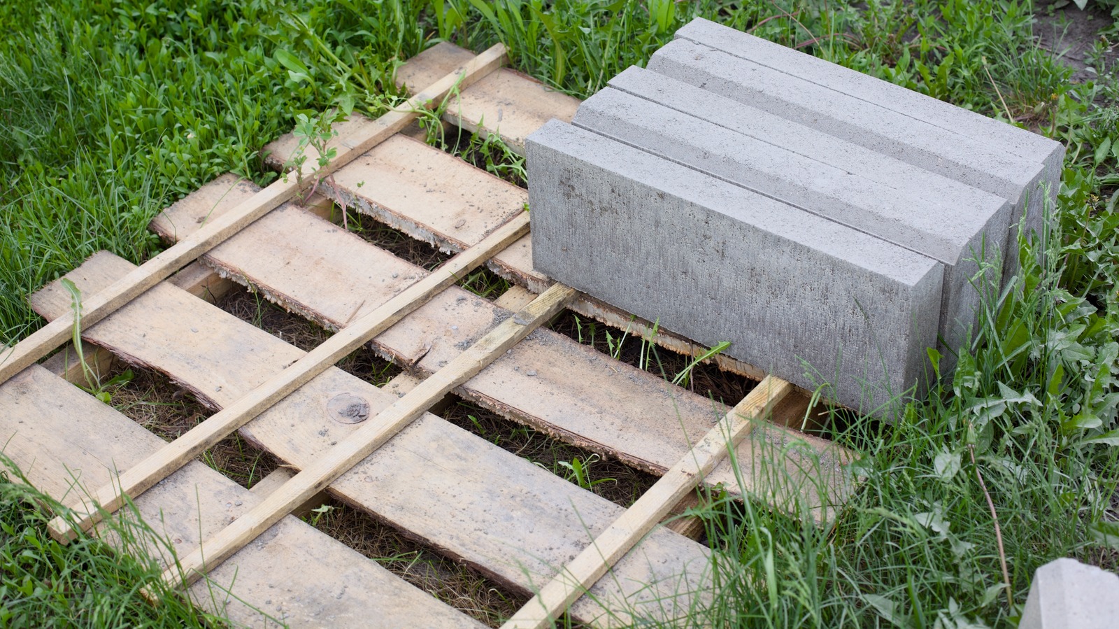 How To DIY An Outdoor Bar With Your Extra Wood Pallets And Pavers