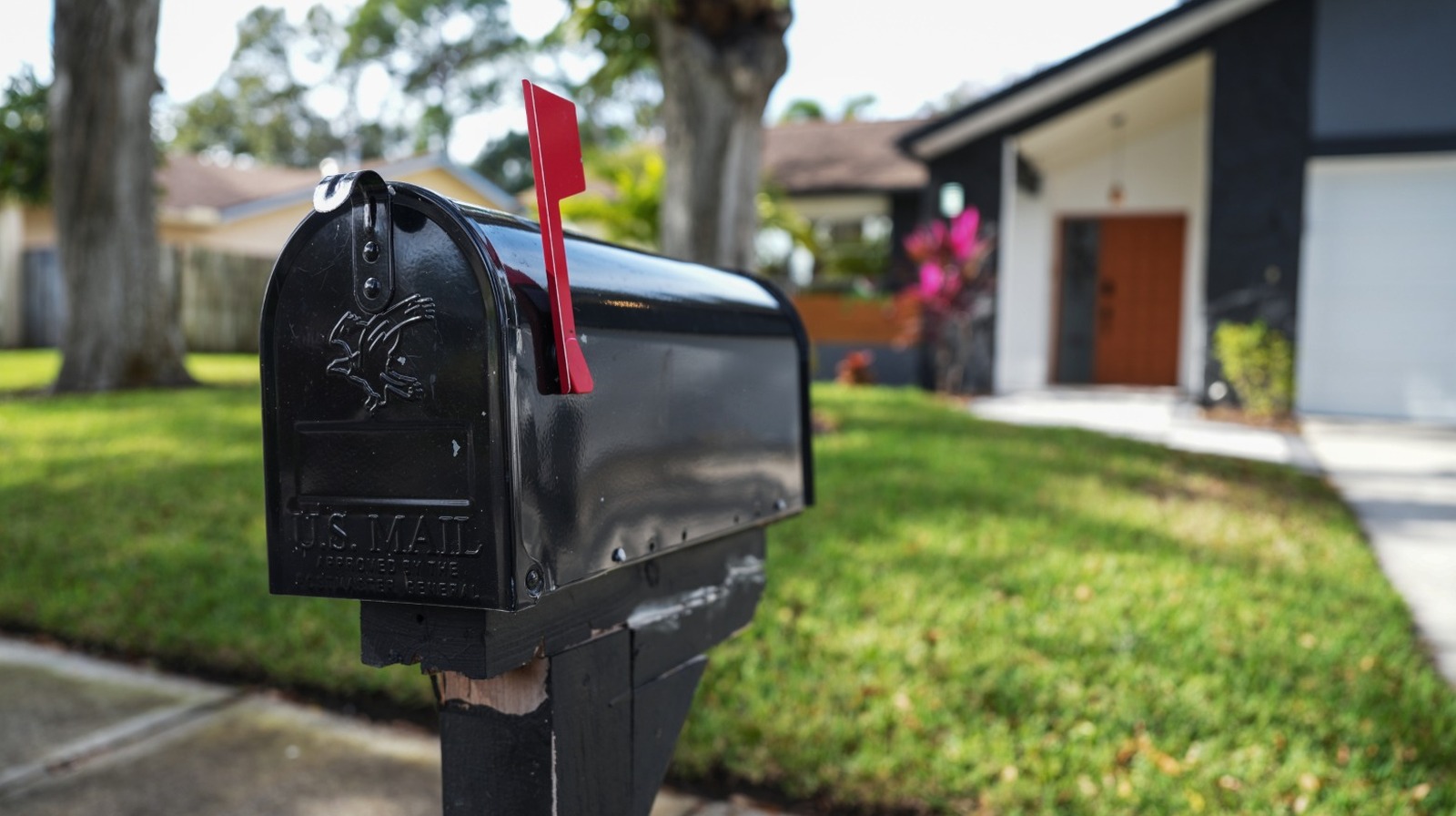 Repurpose An Old Mailbox To Create A Stylish Birdhouse