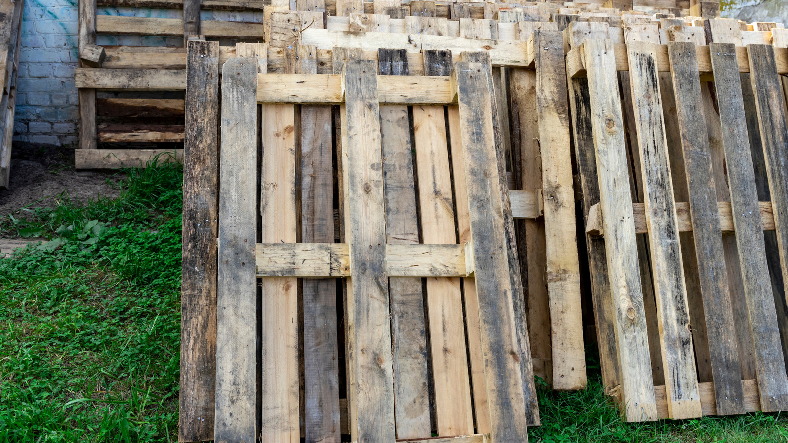 Repurpose Wood Pallets For A Low Cost Balcony Privacy Screen