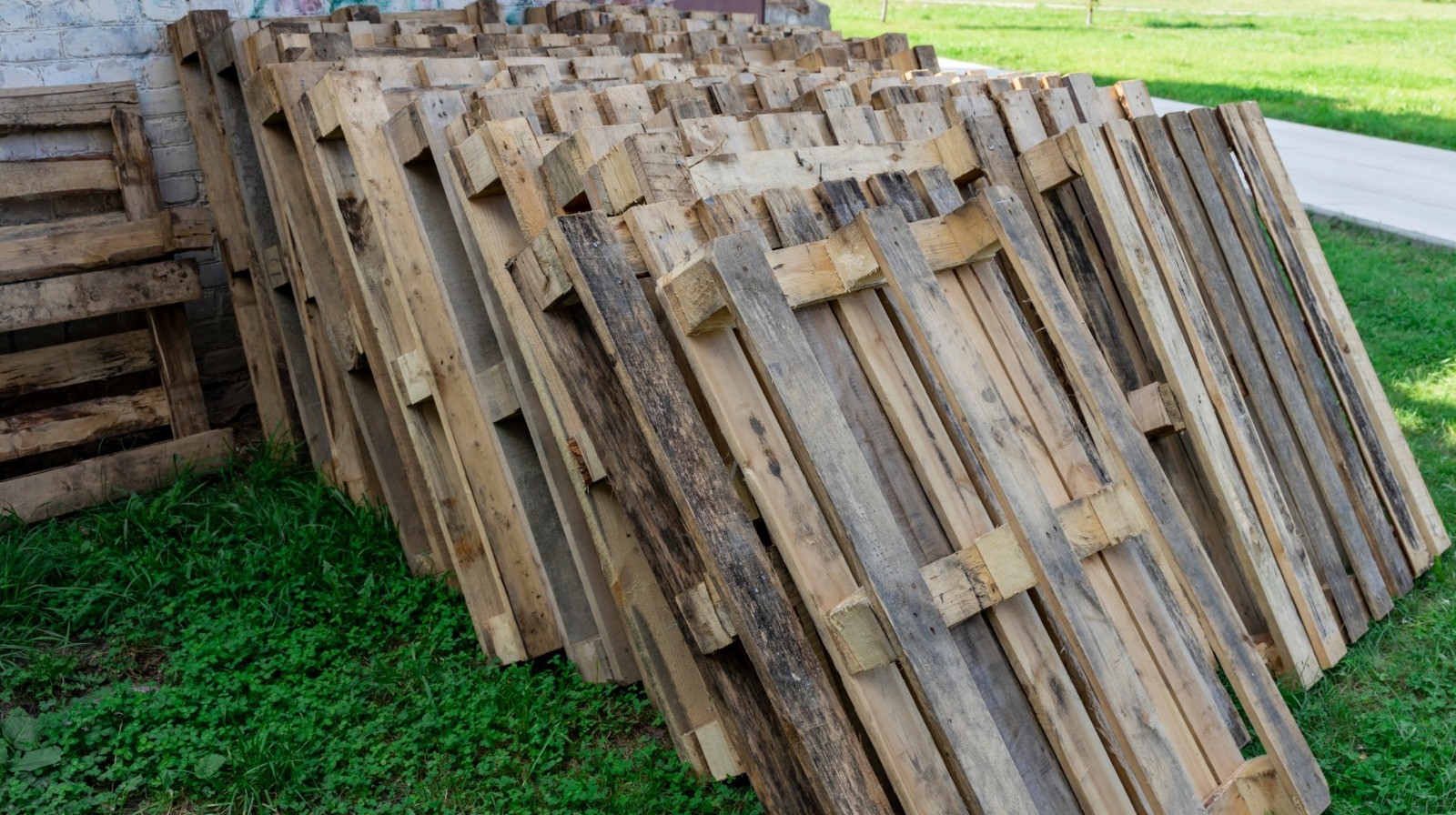 Reuse Wood Pallets To Upgrade Your Lawn And Garden Tool Storage