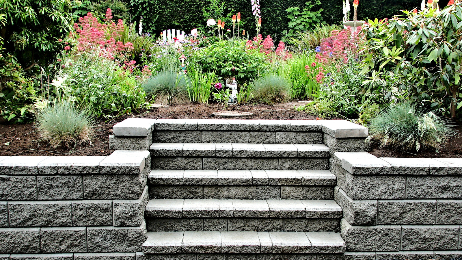 The Best Method For Building A Stackable Retaining Wall In Your Backyard